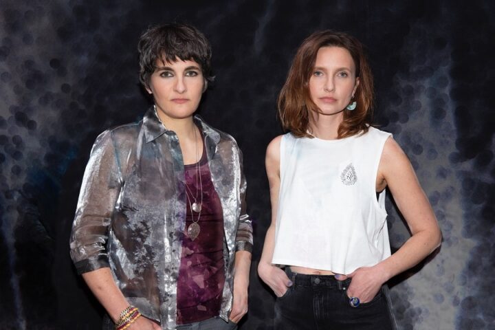 Das Duo Schwester und ihr Haus - Ton an